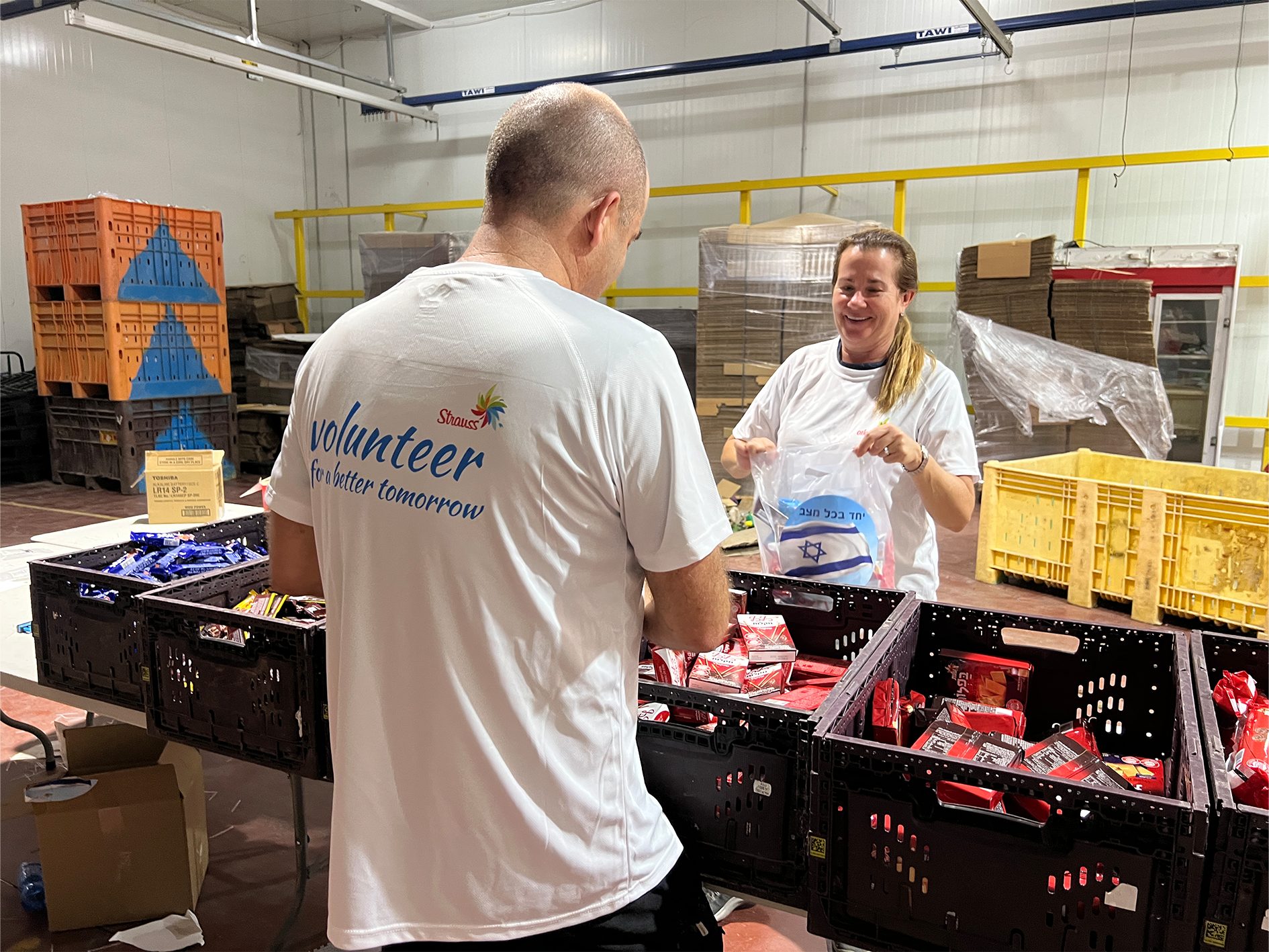 Creating and donating Strauss special bags - Strauss Group